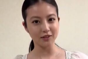 ジャンボ宝くじCM2024女性は誰？BBQ篇の今田美桜の隣は女優？ | Sのエンタメ